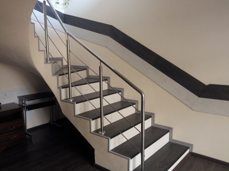 Balustrada din inox pentru interior cu prindere pe treapta - Inoxrom