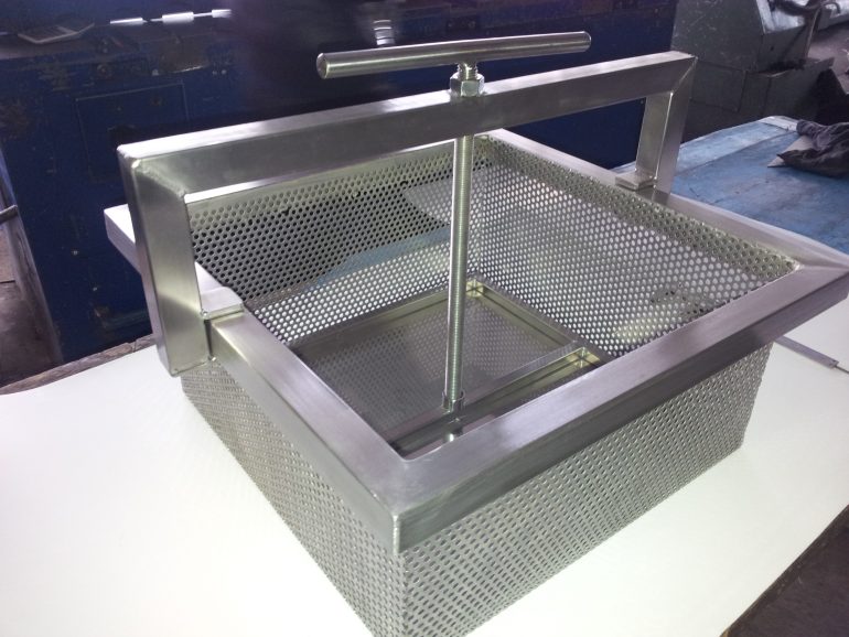 Crinta inox, cu forme pentru branza si bazin saramurare - Inoxrom